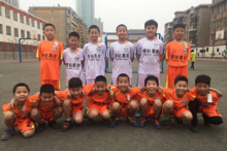 小学足球队有多少个人