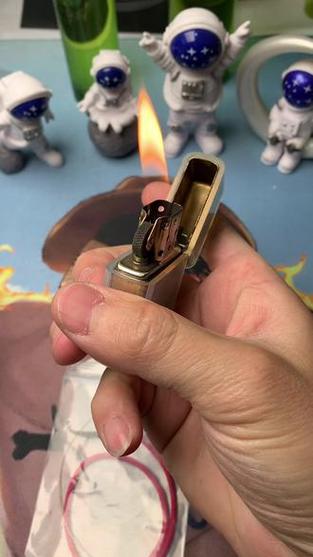 打火机zippo怎么打火