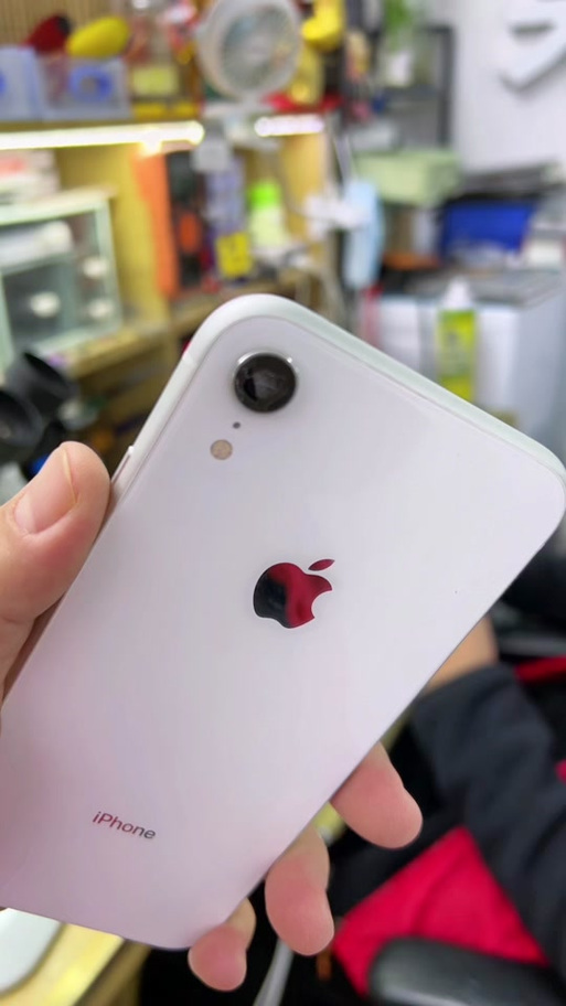 iPhoneXR后置摄像头里有灰图标