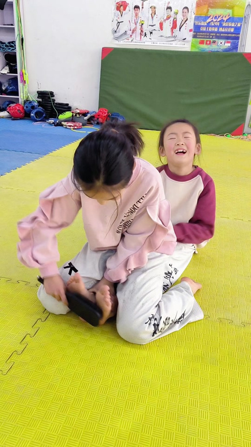小孩子被挠脚底板图标