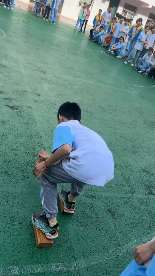 脚踩砖块走游戏截图