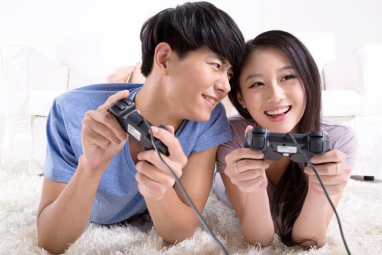 男女两人玩游戏截图