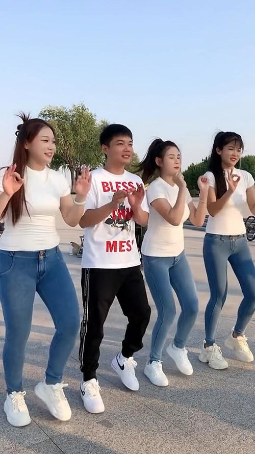 最火年轻人广场舞缩略图
