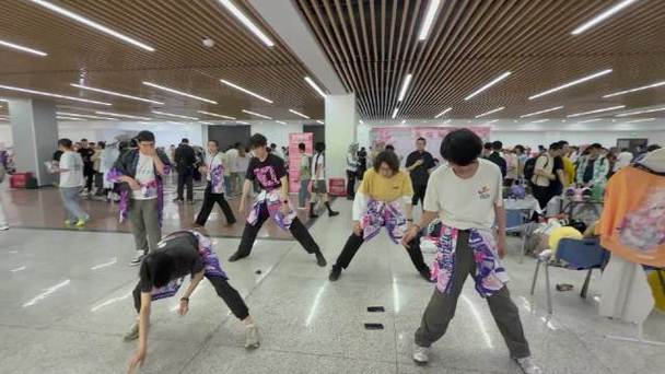 樱花校园模拟器怎么跳广场舞截图
