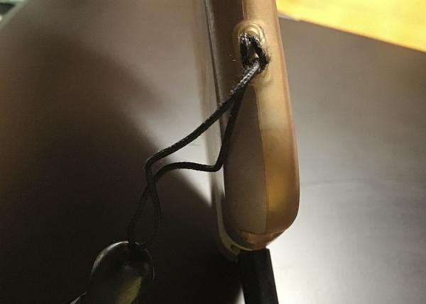 手机壳旁边的两个孔是干什么的图标