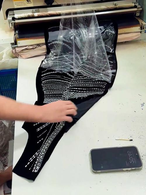 怎样取下衣服上的烫钻图标