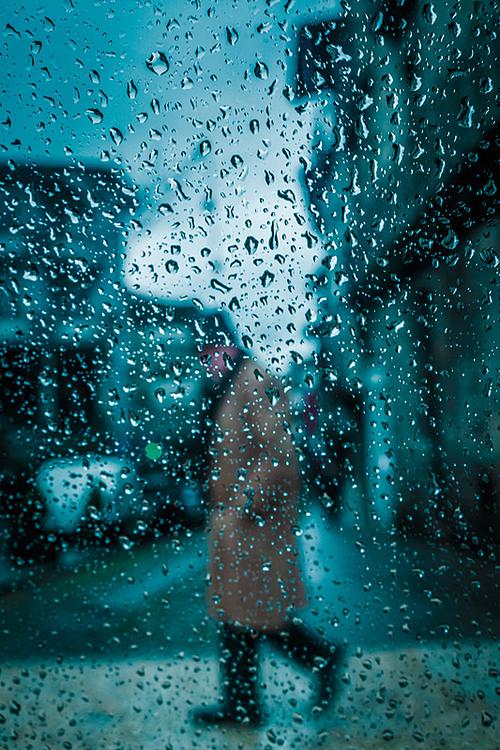 下雨天淋雨的真实图片图标