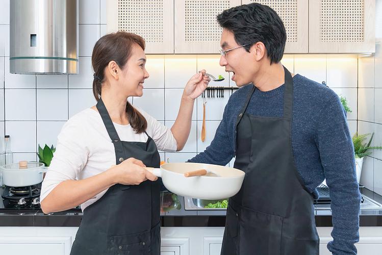 两个人一起做饭图标