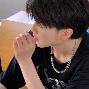 霸气男头像叼烟动漫