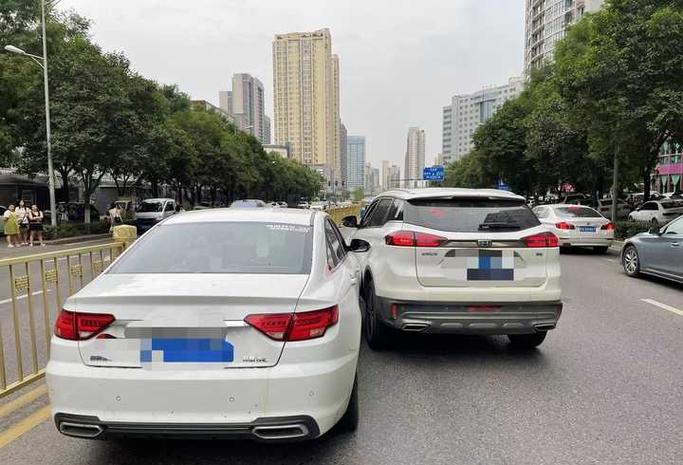 别人加塞车子被擦截图