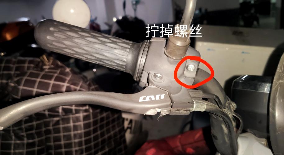 雅迪电动车把手松了怎么办