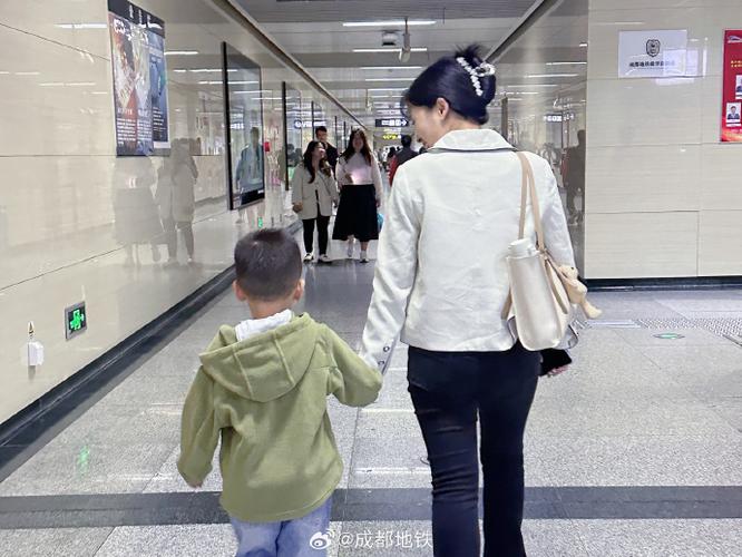 大人小孩怎么一起过地铁图标