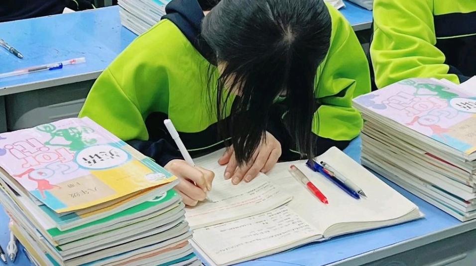 描写同学们认真做题的样子图标