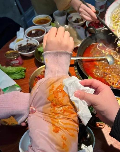 火锅油渍弄到白色衣服了怎么洗截图