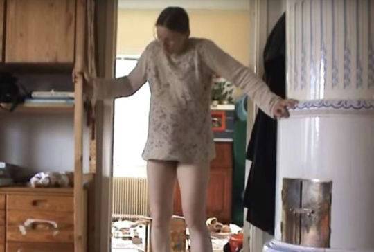女人独自一人生孩子截图