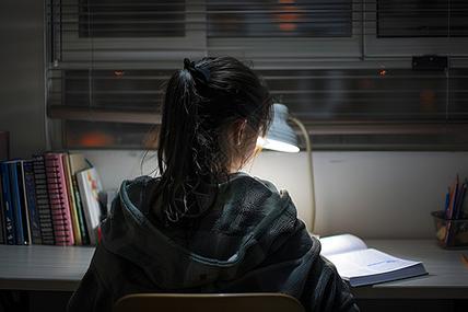 挑灯看书图标