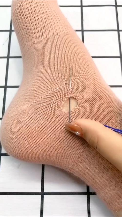 袜子破洞缝补教程