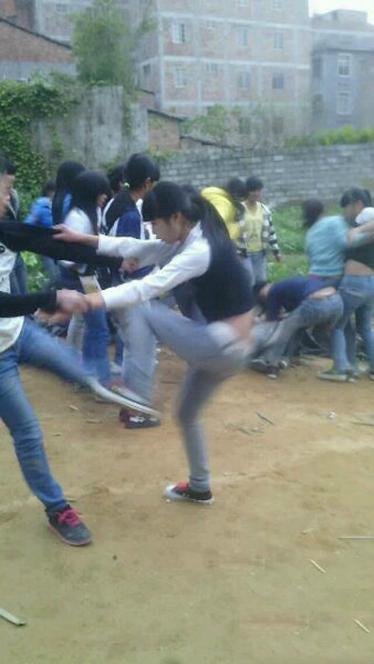 女生跟女生打架图标
