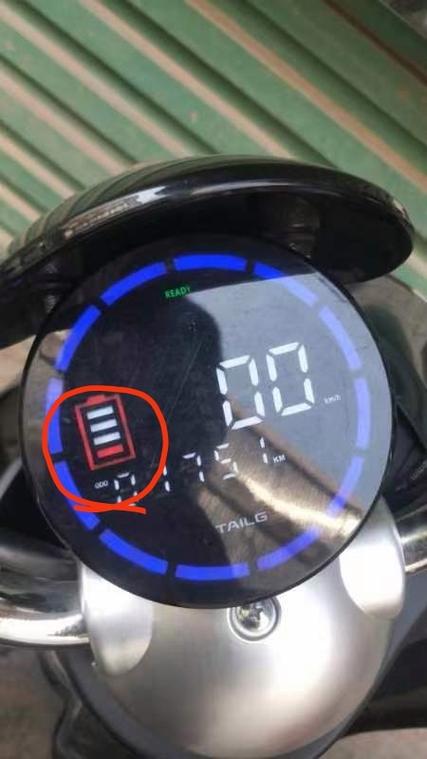 4白1红显示满格电量图标