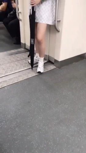 小姐姐在地铁上拉肚子截图