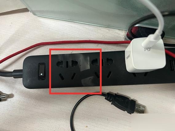 苹果充电器中间黑色的