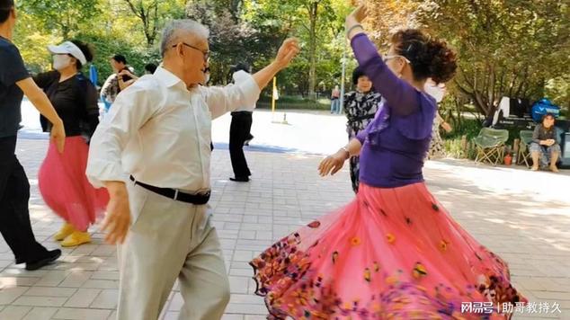 老年人学跳交谊舞截图