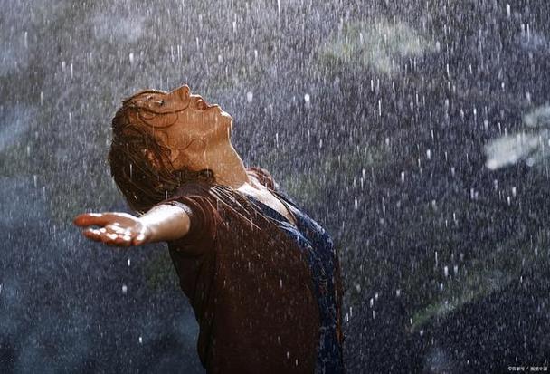 被大雨淋湿的图片伤感