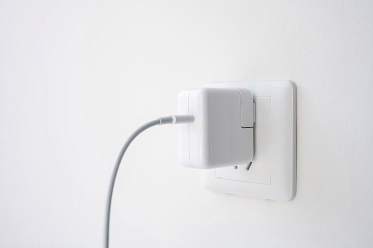 苹果充电头一直插在插座上图标
