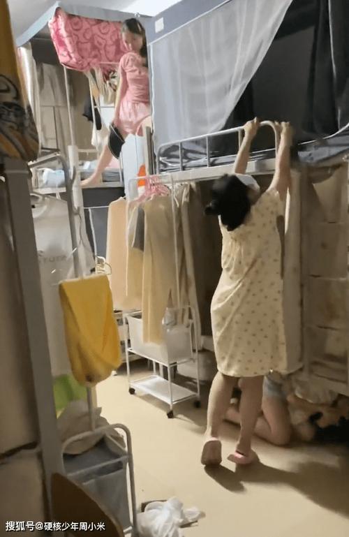 一男生戴假发进女生宿舍偷拍截图
