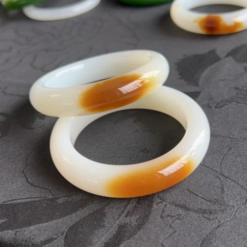 玉镯几百块钱是真玉吗图标