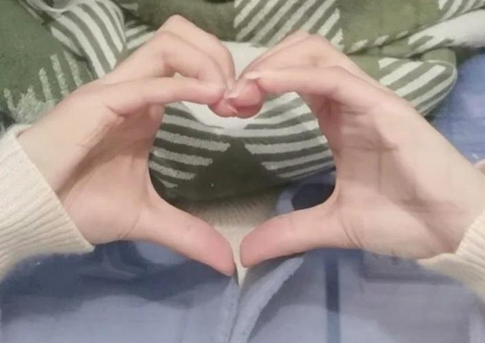 比心拍照发圈最火文案