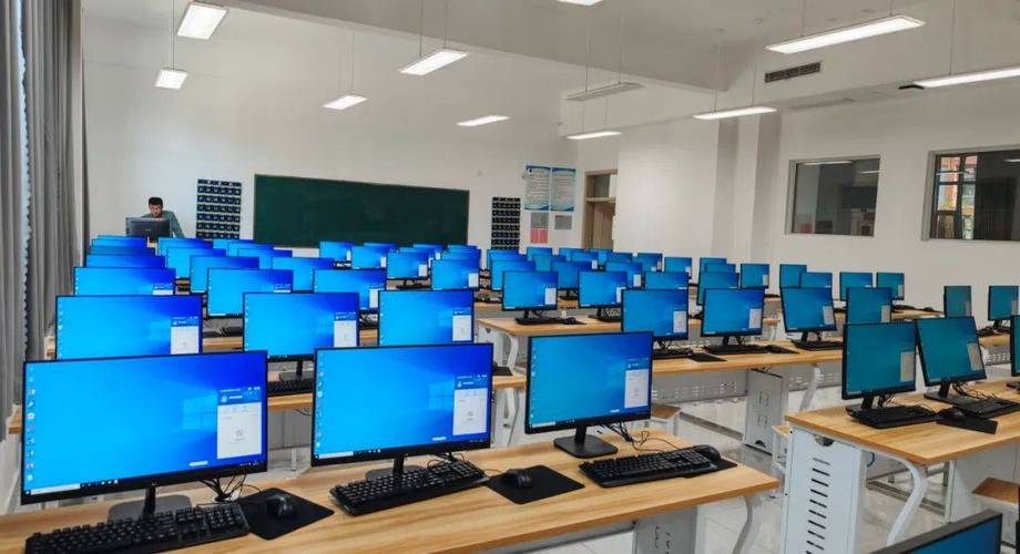 学校机房控制同学电脑截图