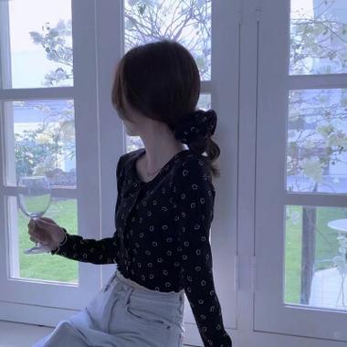 陌陌打开后背景女孩是谁图标