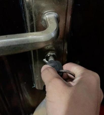 门钥匙卡住了拔不出来怎么办图标