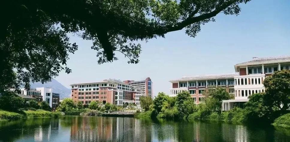 华南女子学院图标