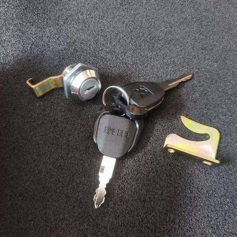 电动车钥匙被锁在座椅下怎么打开