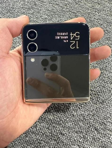 折叠手机大屏幕不亮重启后又好了