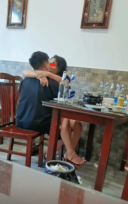 男人搂女人脖子暗示啥图标