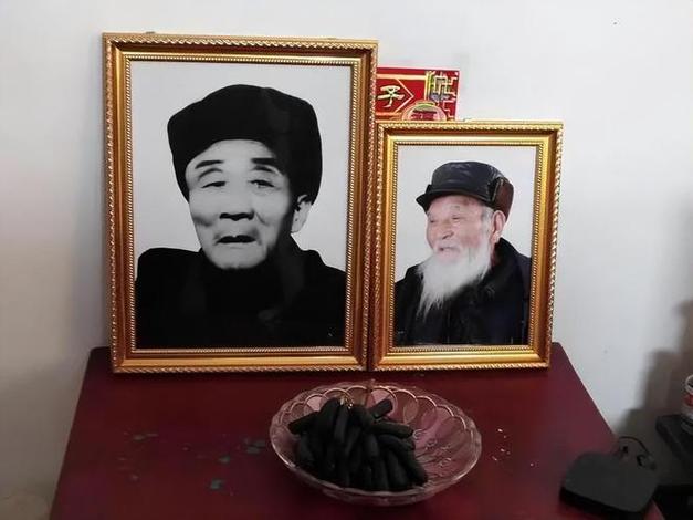 老人过世嘴巴张着的象征图标