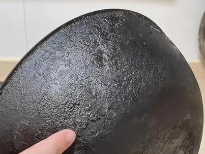 洗铁锅底用什么洗最干净图标