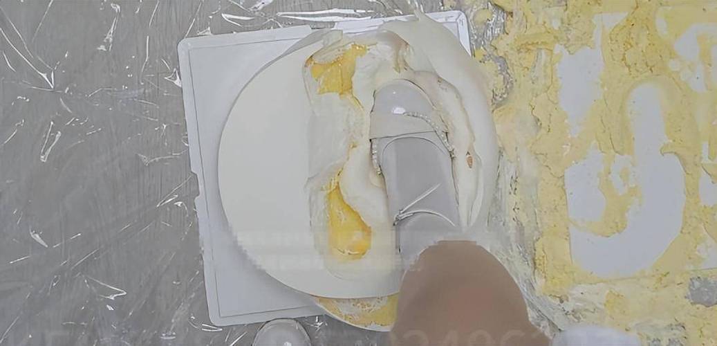 玉足喂食蛋糕视频截图