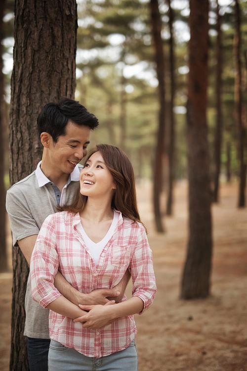 从后面抱女人的含义截图