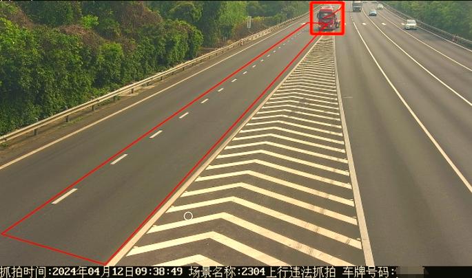 路口变道压了一点实线截图