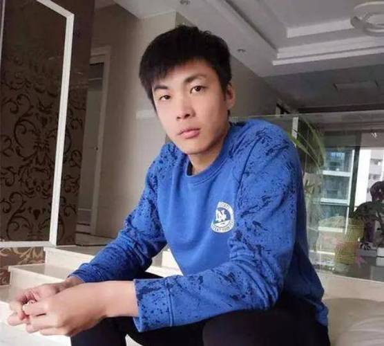 长相显小的男生截图