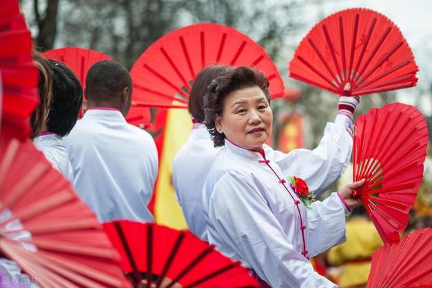 新疆舞适合70岁的老年人跳吗图标
