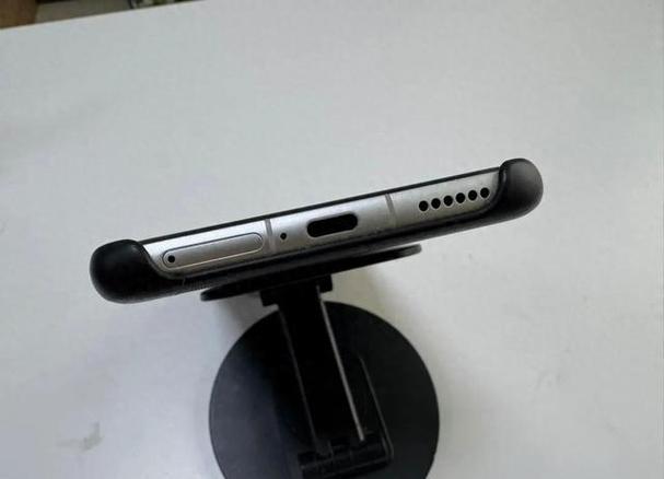 用针捅了手机上的小孔图标