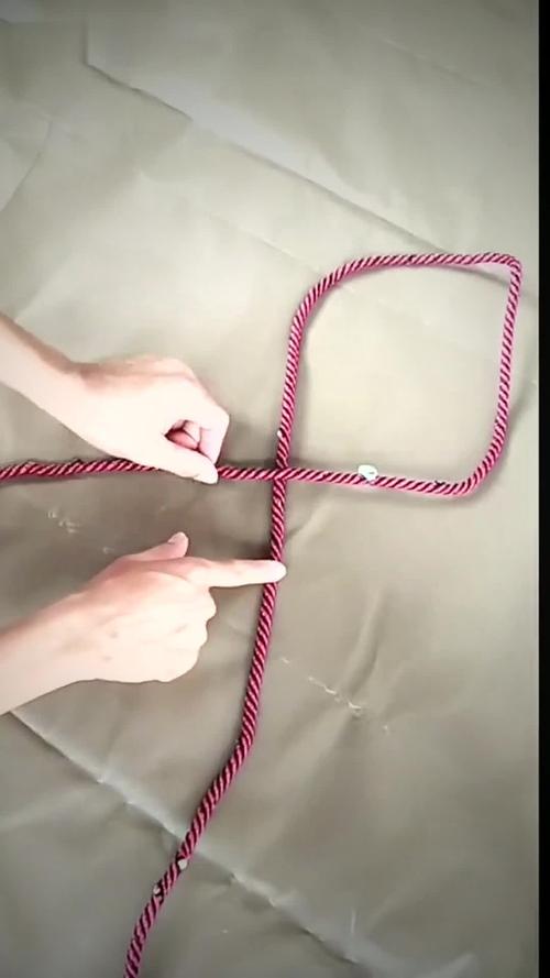 一根绳子怎么捆箱子