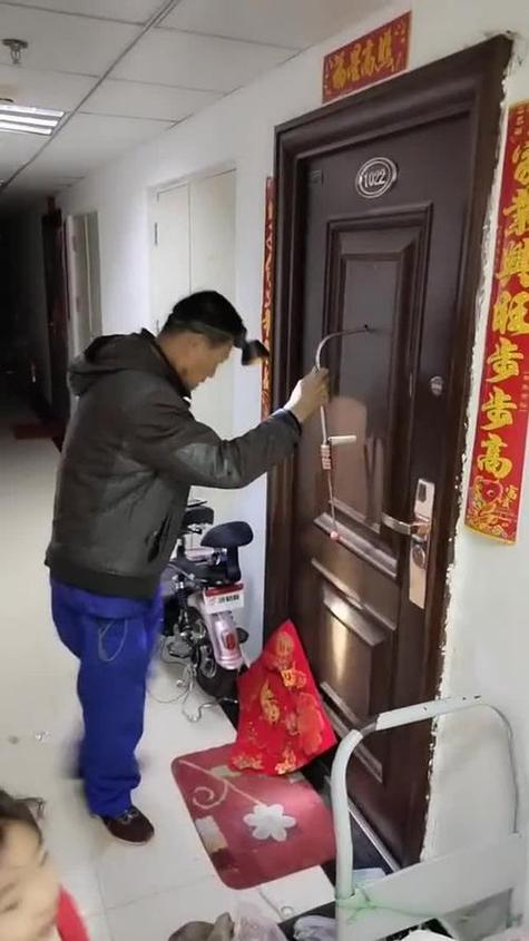 钥匙忘了拿了用什么办法可以开门