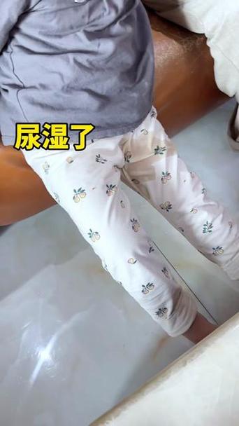 憋一大泡尿哗哗的尿裤子搞笑视频在