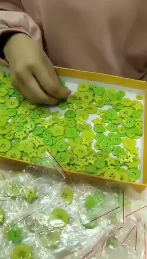 包装扣子的手工外发图标